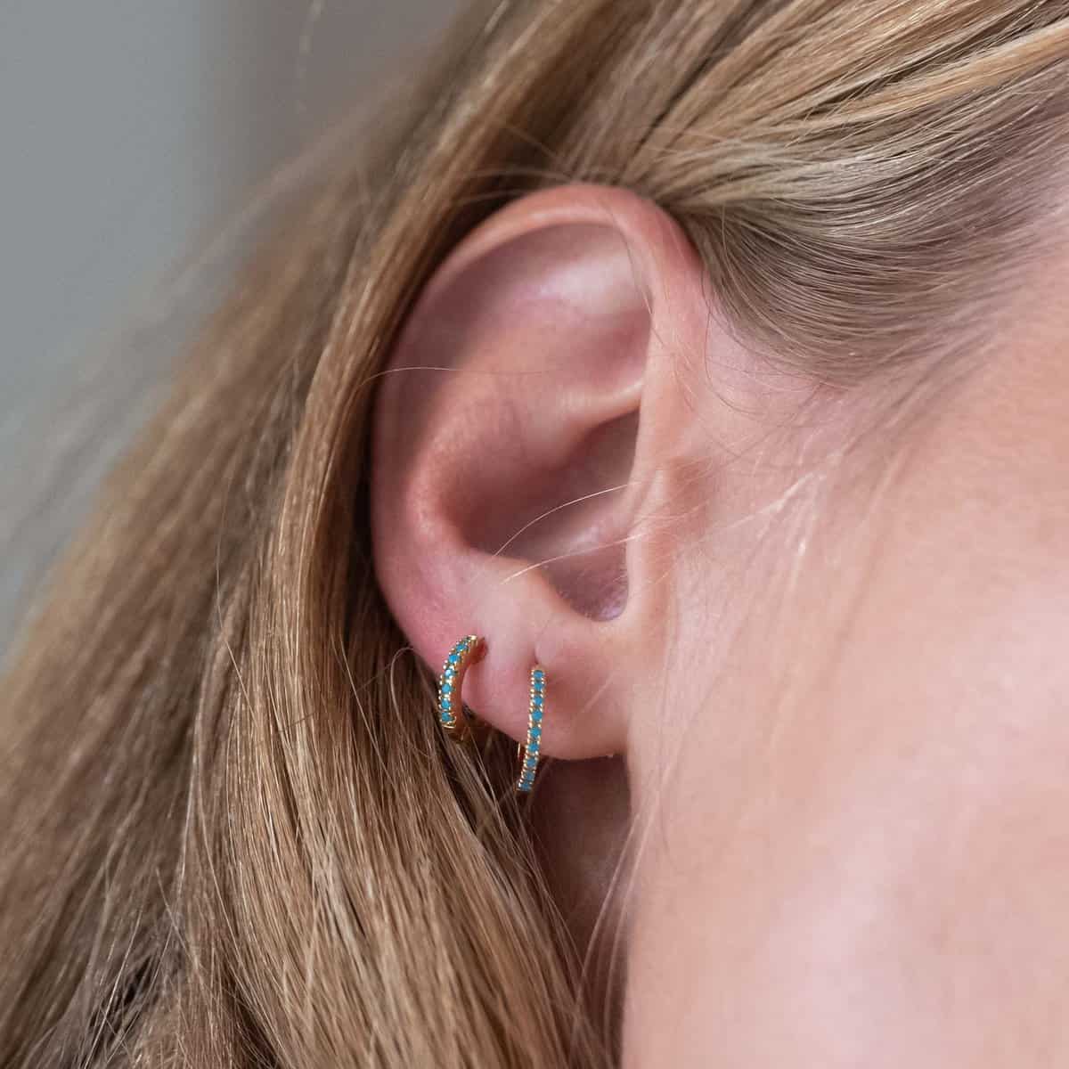 un chic fou - Boucle MARCIA Lisse . Boucle d'oreille dorée, sertie à la ...