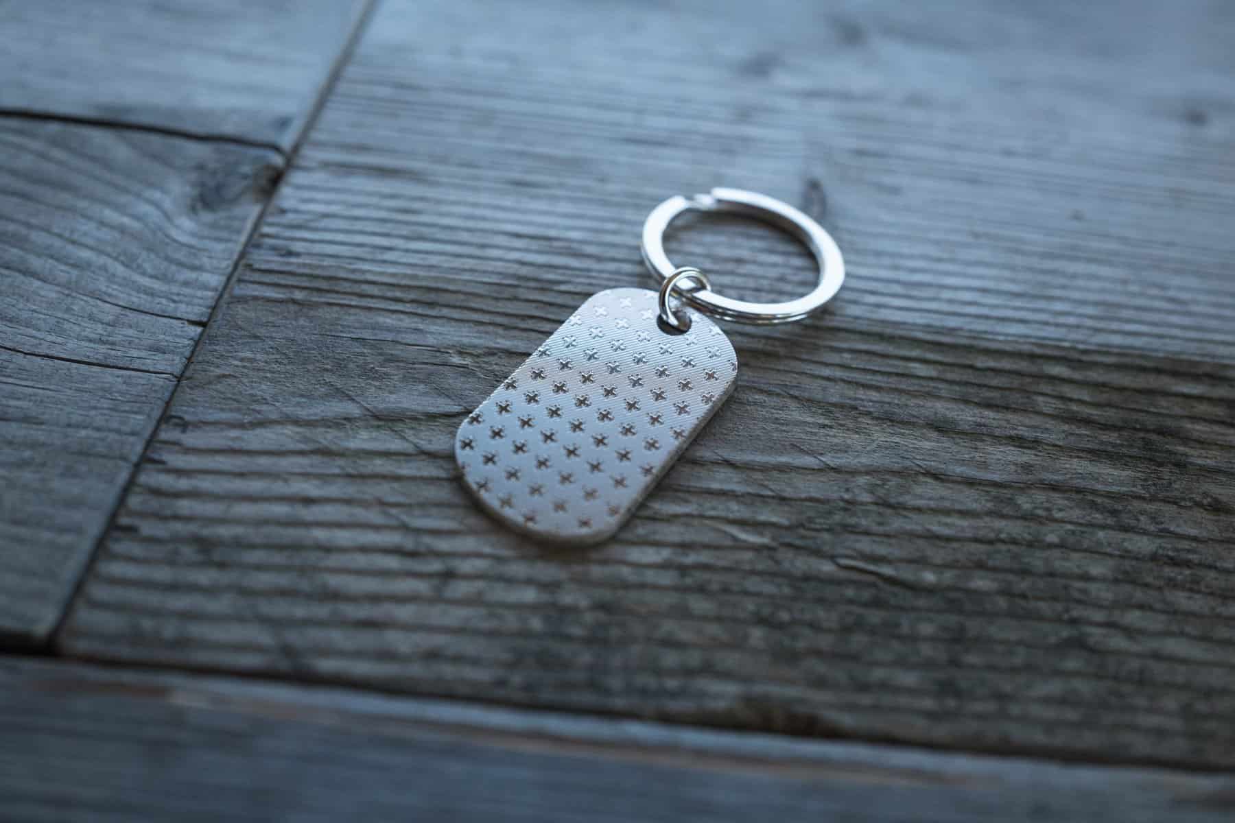 un chic fou - SWISS Cross key ring. Solid silver key ring. Drawing Cross.