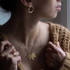 un chic fou - Collier JANE Large. Collier doré large, pétales de fleur ...