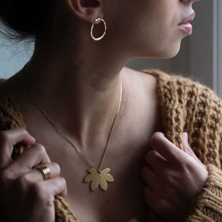 un chic fou - Collier JANE Large. Collier doré large, pétales de fleur sauvage.