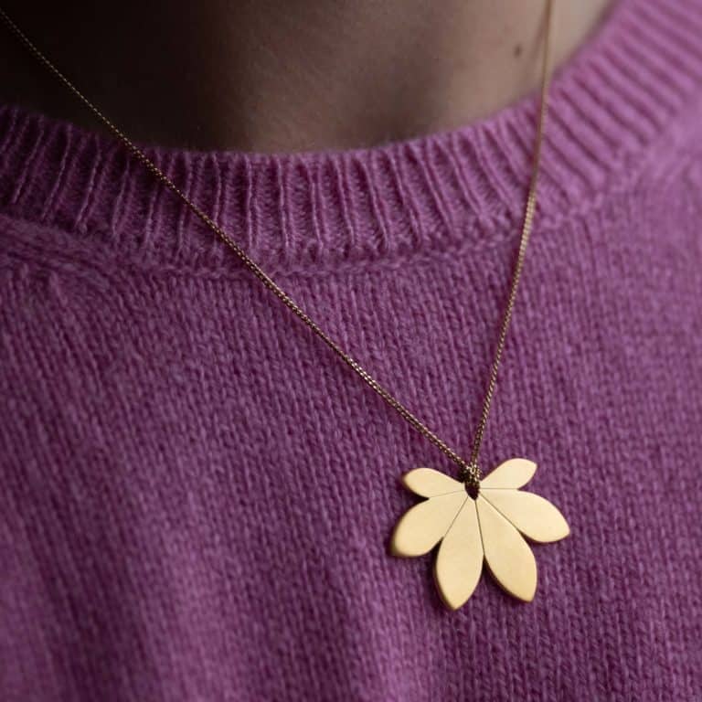 un chic fou - Collier JANE Large. Collier doré large, pétales de fleur ...