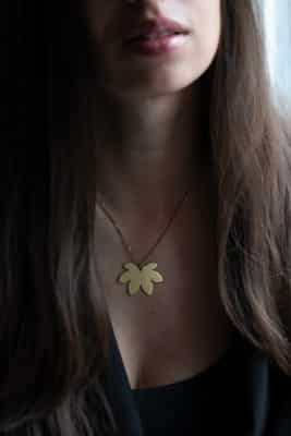 un chic fou - Collier JANE Large. Collier doré large, pétales de fleur ...